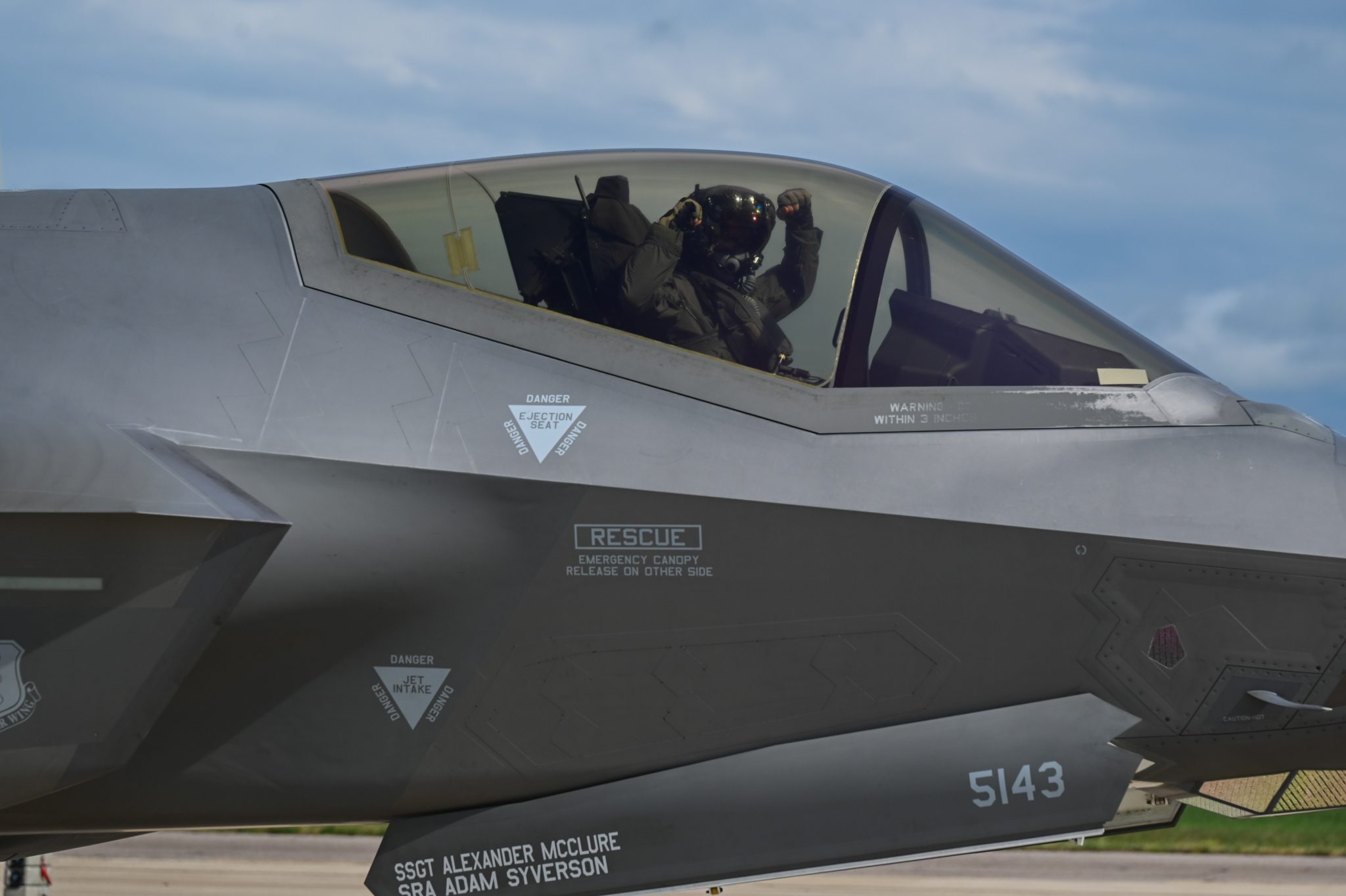 A New Bonus Program Targets Pilots Willing to Re-Up Their Service ...