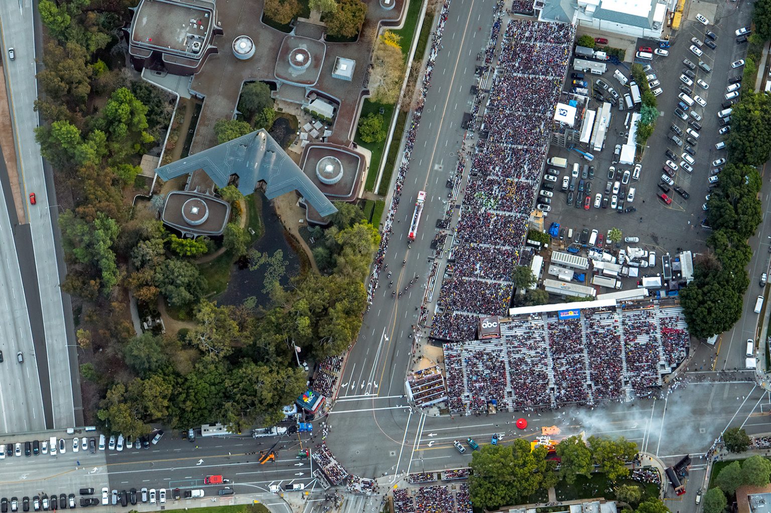 PHOTOS: How an Aerial Photographer Snapped the B-2 Flying Over the Rose ...