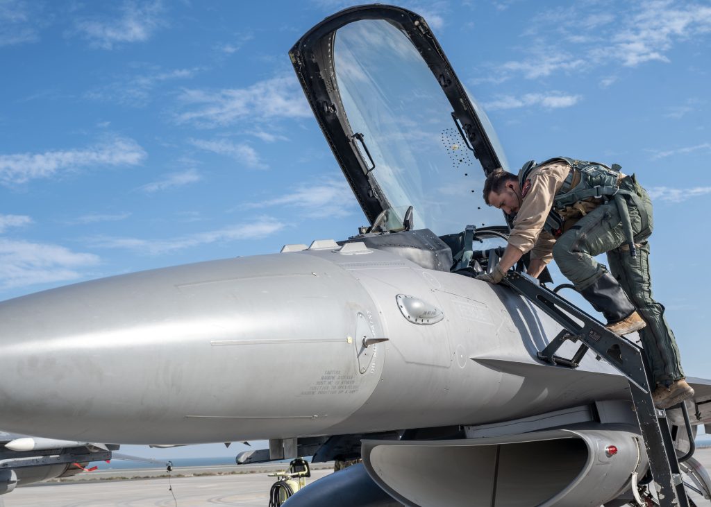 USAF F-16 Fighters Fly with Bahrain in Training Exercise