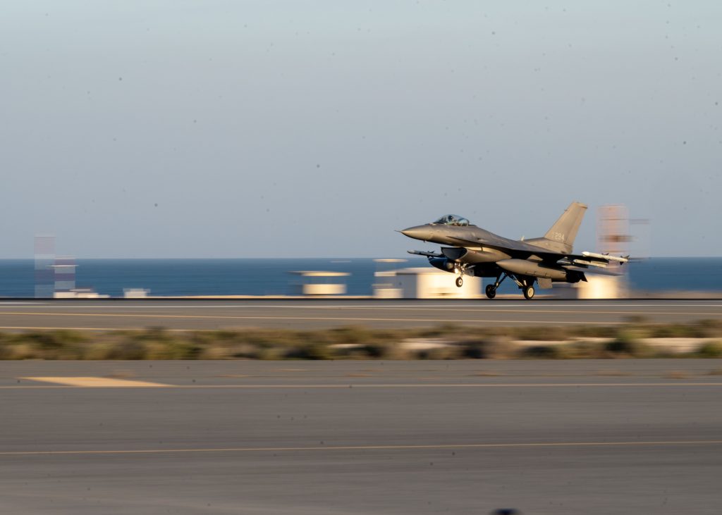 USAF F-16 Fighters Fly with Bahrain in Training Exercise