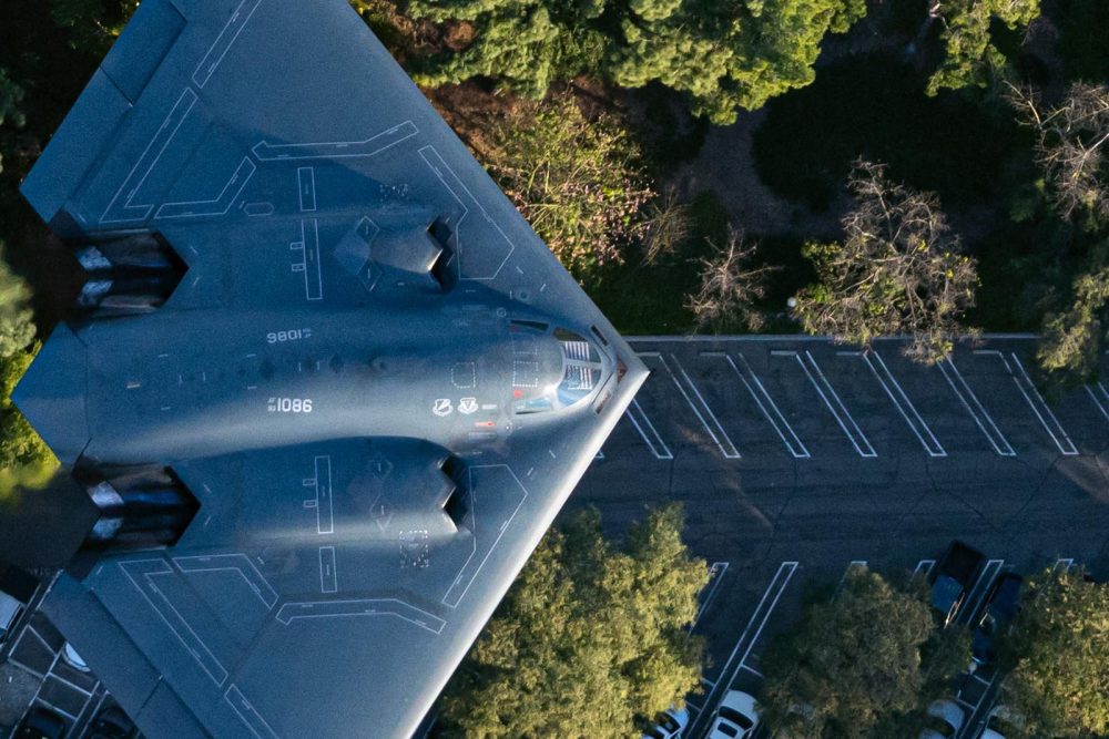 PHOTOS: How an Aerial Photographer Snapped the B-2 Flying Over the Rose ...
