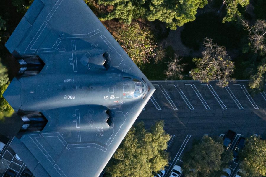 PHOTOS: How an Aerial Photographer Snapped the B-2 Flying Over the Rose ...
