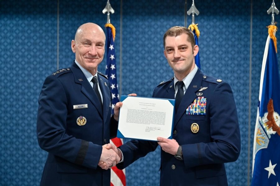 F-16 Pilot Earns Trophy for Saving Jet With Smooth Belly Landing